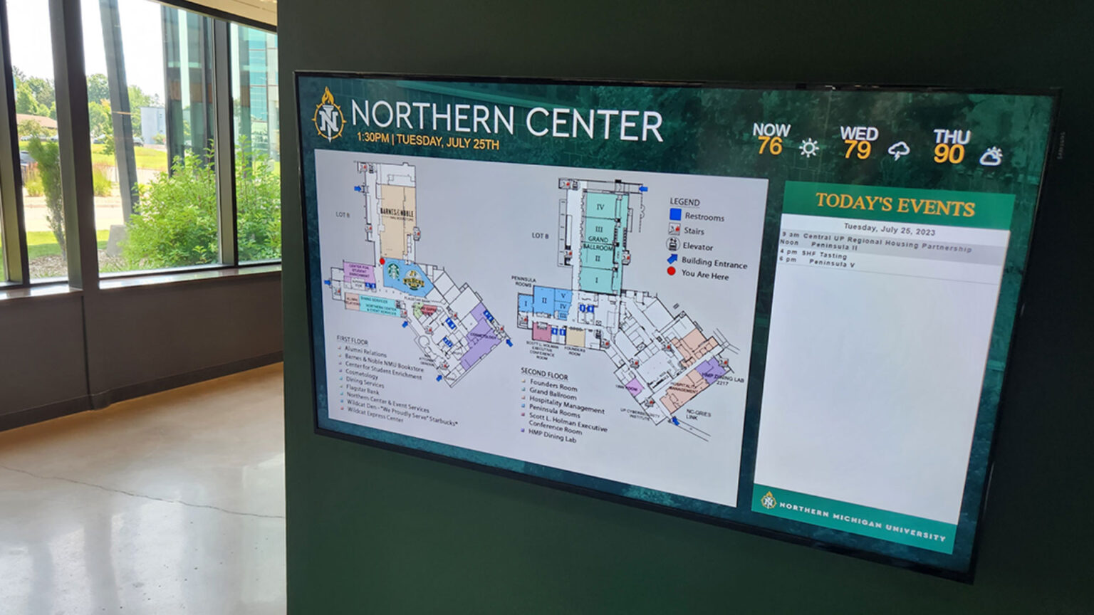 Wayfinding Digital Signage - REACH Media Network
